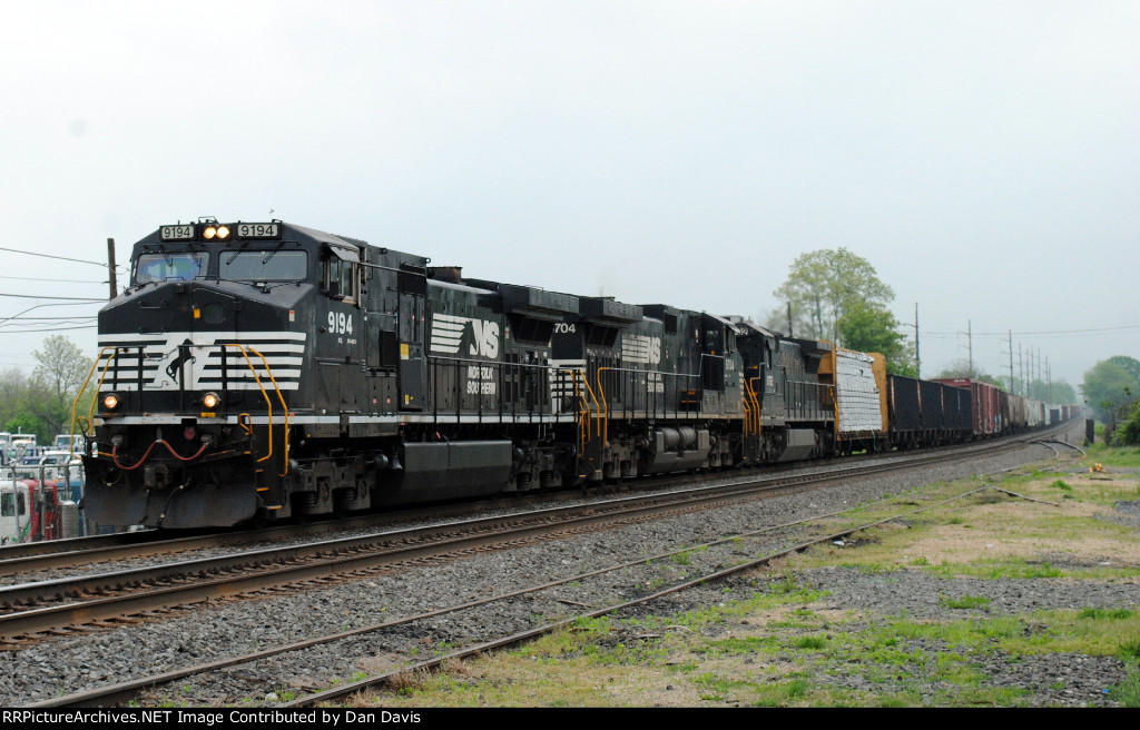 NS C40-9W 9194 leads H68 westbound